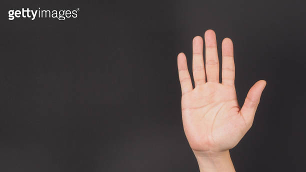 empty right hand palm and Inches apart finger on black background. 이미지 ...