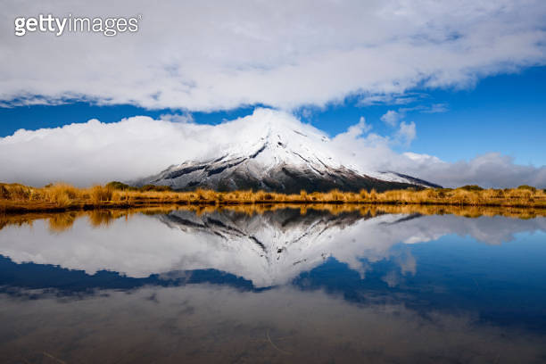 Mt. Taranaki reflection in Pouakai Pool, New Zealand 이미지 (1666855684 ...