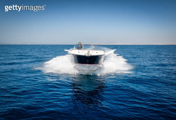 Front view of a sports motor boat with high speed 이미지 (1727526667) - 게티 ...