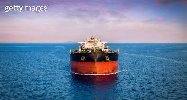 Aerial front view of a heavy crude oil tanker (1581101431) - 게티이미지뱅크