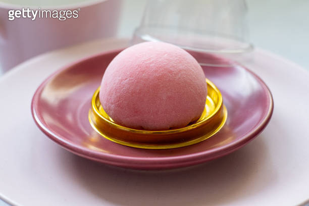 Pink mochi dessert with cream filling and berry. 이미지 (1818680195) - 게티이미지뱅크