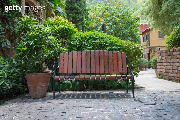 Classical style wooden bench in beautiful European style garden. 이미지 ...