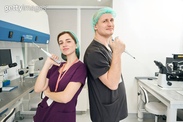 Smiling employees of scientific laboratory stand at their workplace 이미지 ...