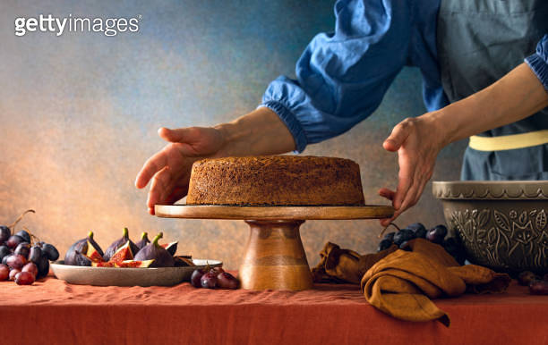 Autumn pumpkin spice sponge cake with figs and buttercream topping ...