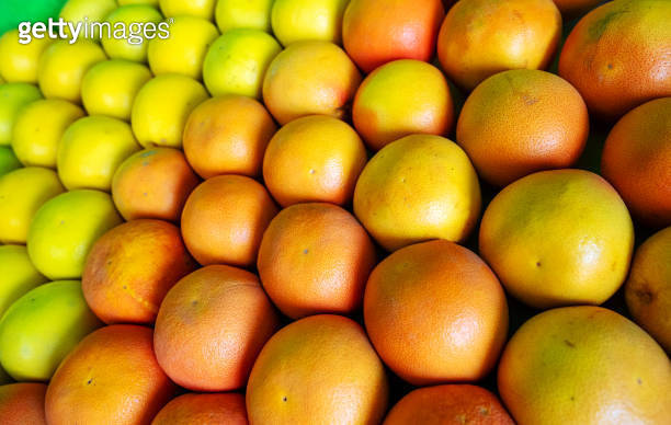 Ripe and unripe grapefruits in the city market. 이미지 (1711759099) - 게티이미지뱅크