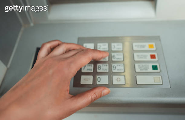 Woman enters a security PIN code at an ATM. 이미지 (1711753901) - 게티이미지뱅크