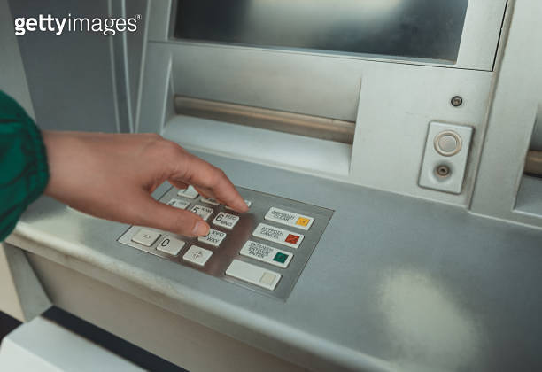 Woman enters a security PIN code at an ATM. 이미지 (1711753902) - 게티이미지뱅크