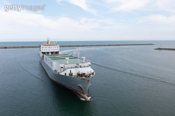 Aerial view of Ro-Ro ship approaching to the port. 이미지 (1739195474 ...
