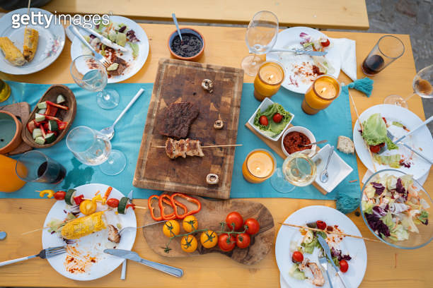 Salad, barbecue and messy plates on the table during an brunch 이미지 ...