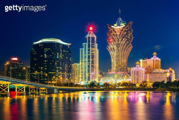 skyline of macau by the sea at night (1493058799) - 게티이미지뱅크