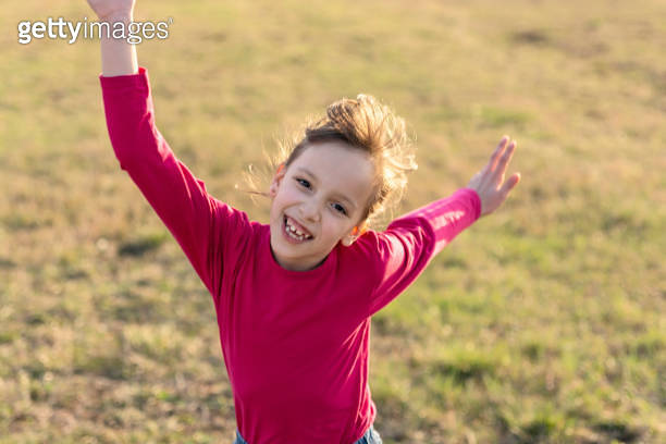 Happy small girl running on the meadow during spring day 이미지 ...