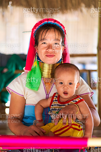 Mother and Child of the Long-Necked Tribe 이미지 (1492459638) - 게티이미지뱅크