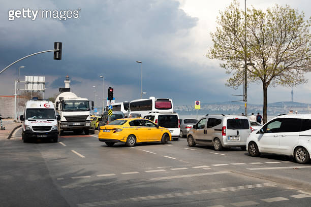 Traffic at Streets Intersection in Istambul, Turkey (1490697677) - 게티이미지뱅크