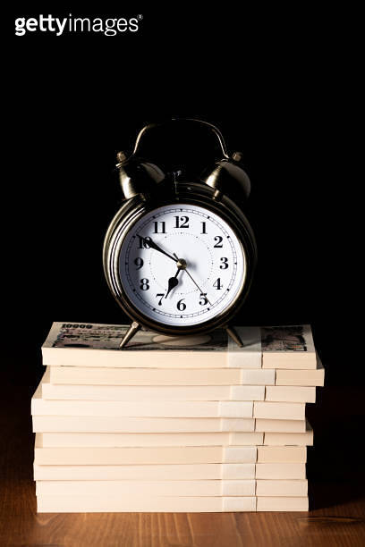Alarm Clock with Stacked Banknotes 이미지 (1660398688) - 게티이미지뱅크