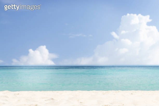 Bright sand beach, sea and beautiful sky with clouds (1466593931) - 게티이미지뱅크