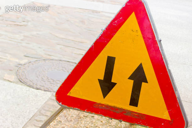 Two way road sign, urban road. 이미지 (1779835301) - 게티이미지뱅크