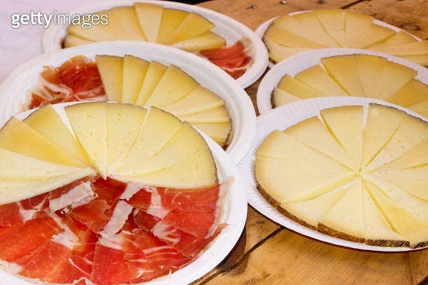 Slices of cured ham and cheese, display plate arrangements. 이미지 ...