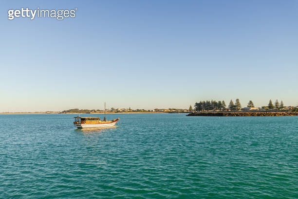 Vintage fishing boat anchored in Guichen Bay near Robe at sunset 이미지 ...