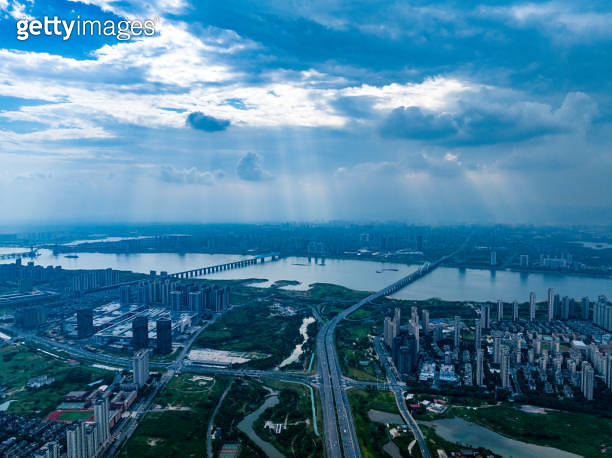 Modern city overpass, urban traffic overlook 이미지 (1846276585) - 게티이미지뱅크