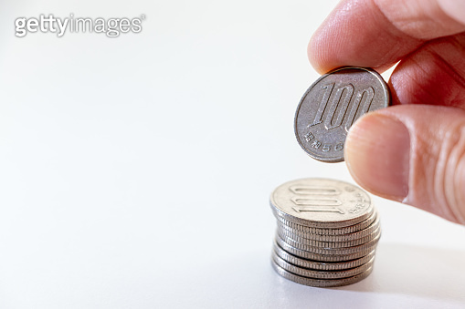 Stack 100 yen coins 이미지 (1454088791) - 게티이미지뱅크