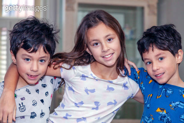 Sister between her identical twin brothers 이미지 (1864842377) - 게티이미지뱅크