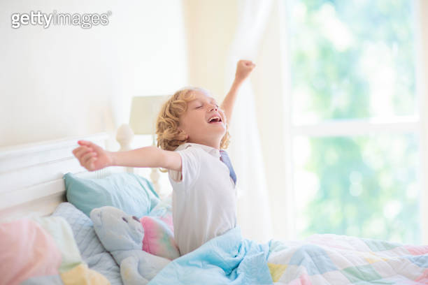 Child in bed on sunny morning. Kid waking up. 이미지 (1470072150) - 게티이미지뱅크