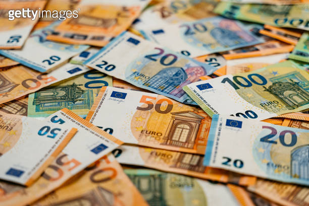 EURO Banknotes On a Pile 이미지 (1505412260) - 게티이미지뱅크