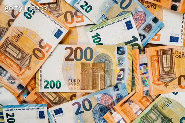 EURO Banknotes On a Pile 이미지 (1505418265) - 게티이미지뱅크