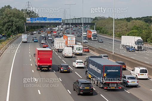 Heavy traffic on the busiest British motorway M25. 이미지 (1504655866 ...