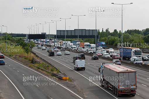 Heavy traffic on the busiest British motorway M25. 이미지 (1504656395 ...