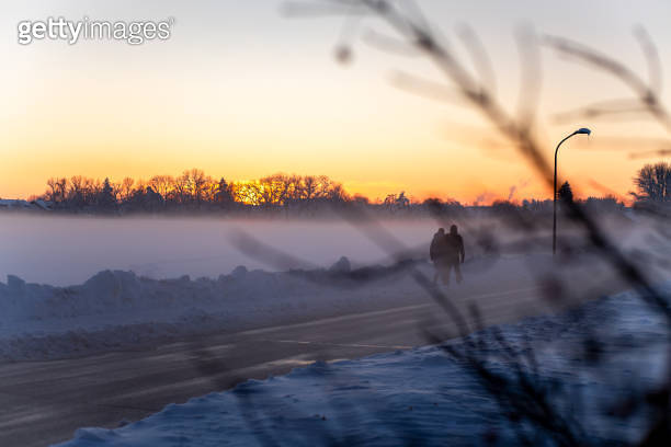 Couple going for a walk in cold winter snow landscape at sunset 이미지 ...