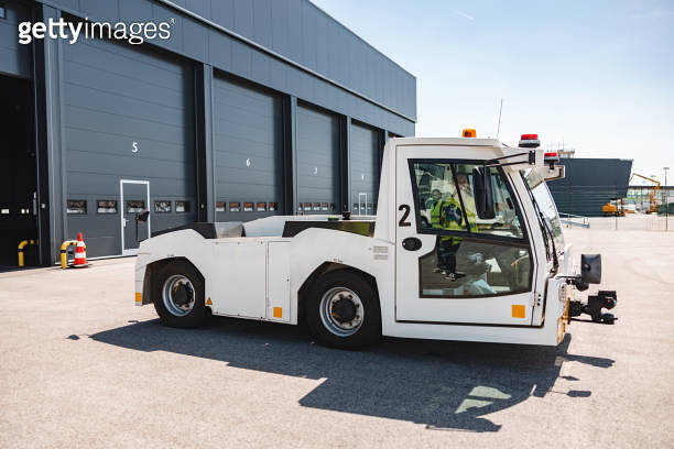 Pushback Tug At The Airport (1757717800) - 게티이미지뱅크