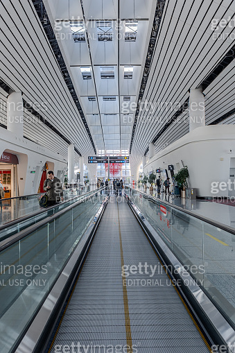 Parallel Elevators (1811317883) - 게티이미지뱅크