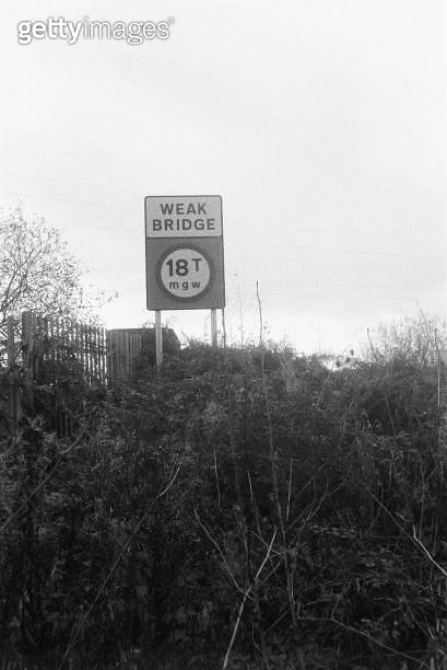 Weak Bridge Sign 이미지 (1733814994) - 게티이미지뱅크