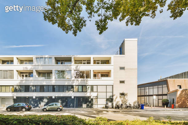 a large white building with cars parked outside of it 이미지 (1455154112 ...