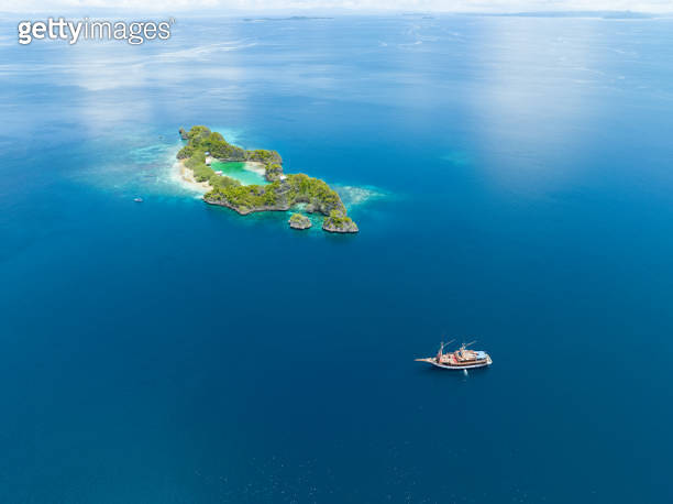 Aerial of Scenic Rufas Island in Raja Ampat (1800716078) - 게티이미지뱅크