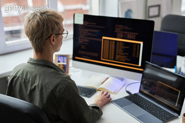 Programmer working on computer with codes (1487432311) - 게티이미지뱅크