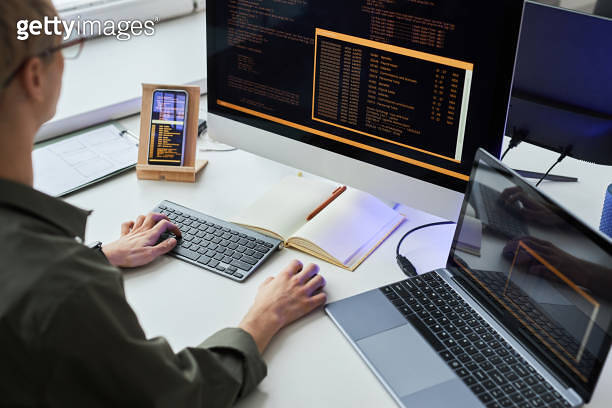 Programmer writing security codes on computer (1487432327) - 게티이미지뱅크