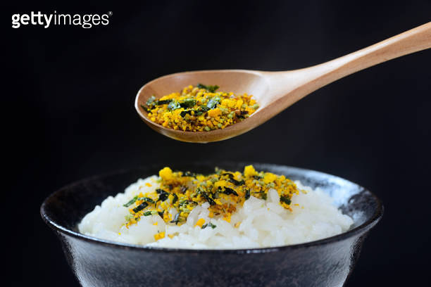 Freshly cooked rice and furikake 이미지 (1468942060) - 게티이미지뱅크