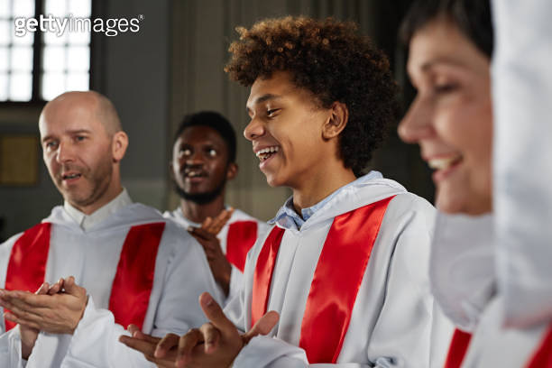 Church choir singing and clapping hands (1573430002) - 게티이미지뱅크