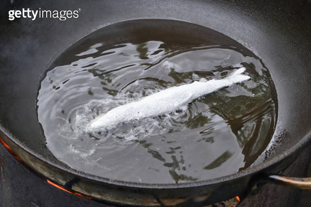 Capelin fish fried in oil with crispy breading. (1575857308) - 게티이미지뱅크