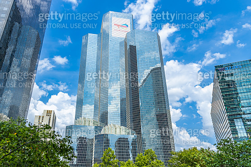 Total Energies headquarters tower in La Defense district in Paris 이미지 ...