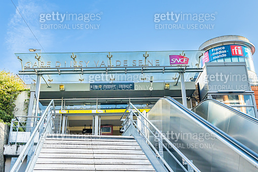 Entrance of Issy Val de Seine train, tram and RER station 이미지 ...