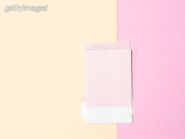 The blank light pink color paper note on beautiful background. 이미지 ...