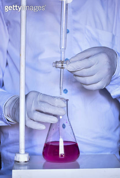 The Chemist Conducts Acid Base Titration And Adding Solutions 1638795497 게티이미지뱅크