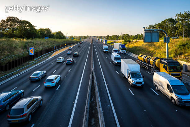 heavy traffic moving at speed on uk motorway in england at sunrise 이미지 ...