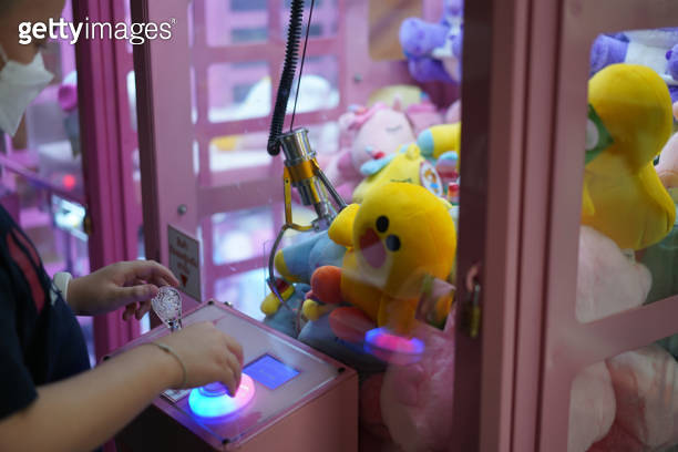 kid play claw game in game arcade ,pick up dolls by the hand claw. 이미지 ...