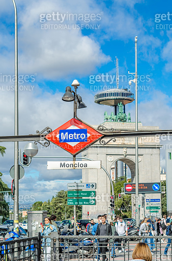 Madrid metro sign at Moncloa subway station (1495474329) - 게티이미지뱅크