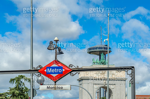 Madrid metro sign at Moncloa subway station (1495474316) - 게티이미지뱅크