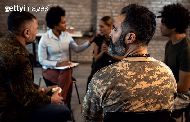 Group of diverse veterans talking during PTSD support group. 이미지 ...